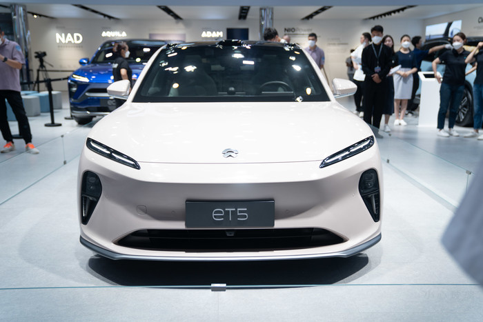 蔚来ET5镜空粉亮相成都车展，9月底开始交付