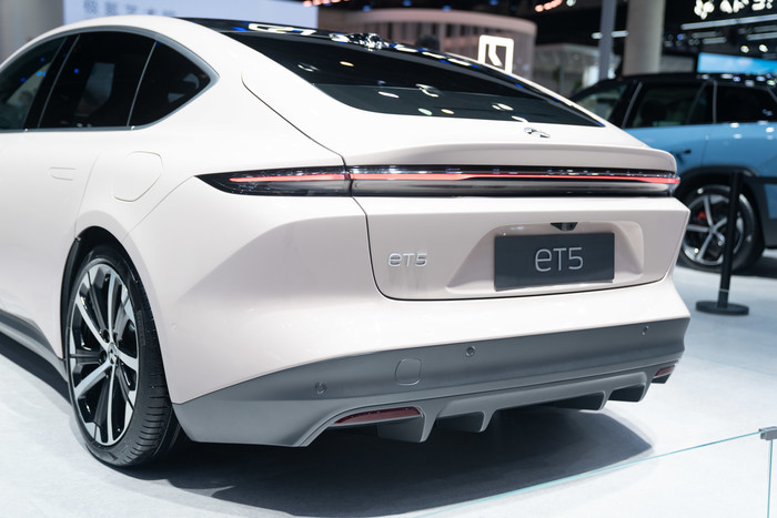 蔚来ET5镜空粉亮相成都车展，9月底开始交付