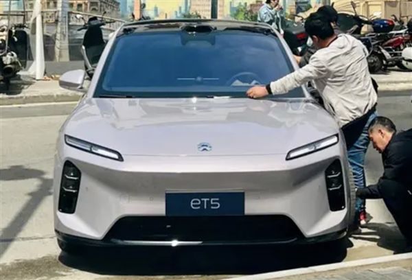 新款蔚来ET5实车曝光：前脸焕新 5-6月有望上市