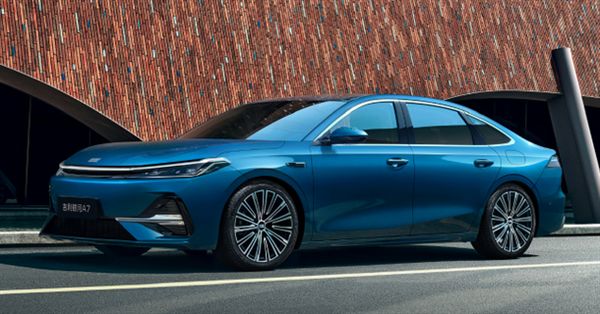 综合续航超2100km！吉利银河A7 EM-i发布：首搭雷神AI电混2.0